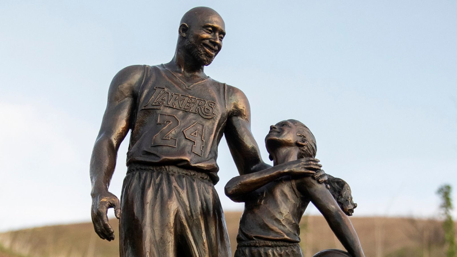 Bronze Statue Of Kobe And Gigi Bryant Appeared Temporarily At Bronze Statue Of Kobe And Gigi Bryant Appeared Temporarily At